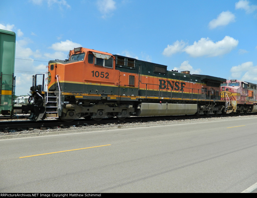 BNSF 1052